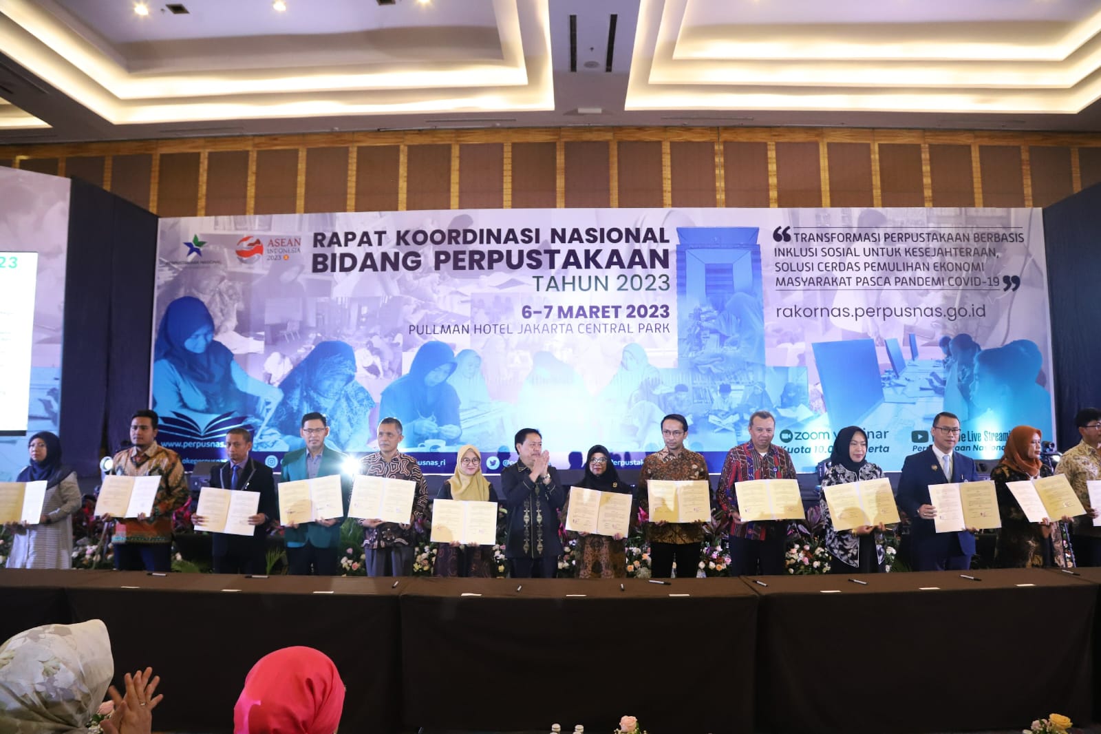 Perpustakaan Nasional (Perpusnas) RI memberikan penghargaan